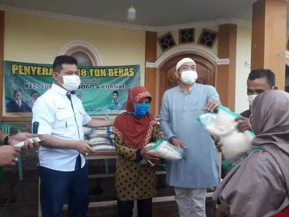 Anggota DPRD Subang H Ali Mukadas Bantu 18 Ton Beras kepada Warga ...