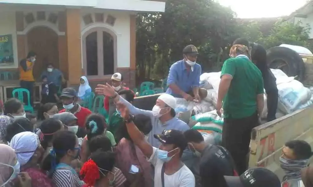 Anggota DPRD Subang H Ali Mukadas Bantu 18 Ton Beras kepada Warga ...