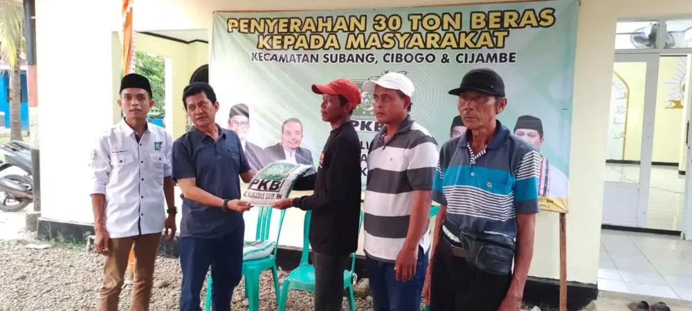 Bantu Ekonomi Warga, Ketua Fraksi PKB DPRD Subang Bagikan 30 Ton Beras ...