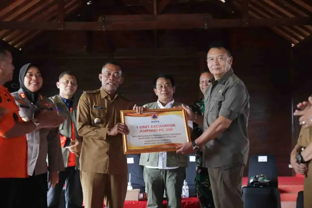 BNPB Beri Pemkab Subang Bantuan Satu Unit Excavator Amphibi 200 PC Dan ...