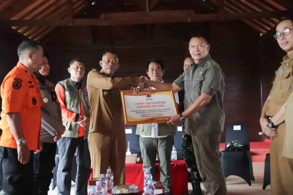 BNPB Beri Pemkab Subang Bantuan Satu Unit Excavator Amphibi 200 PC Dan ...