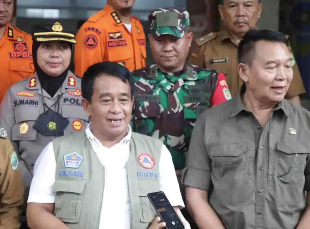 BNPB Beri Pemkab Subang Bantuan Satu Unit Excavator Amphibi 200 PC Dan ...